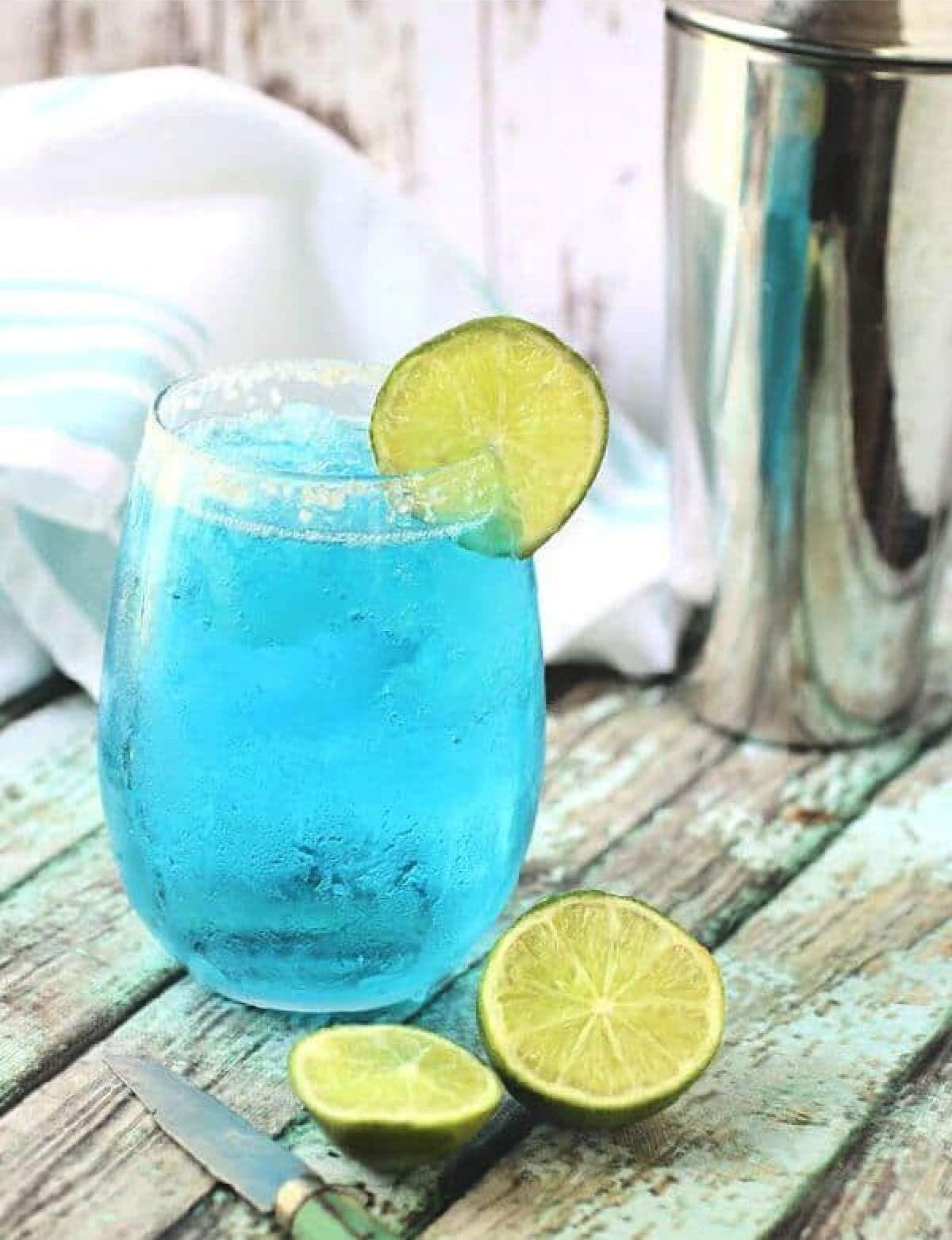 15+ Amazing Blue Curacao Cocktails - The Kitchen Everything